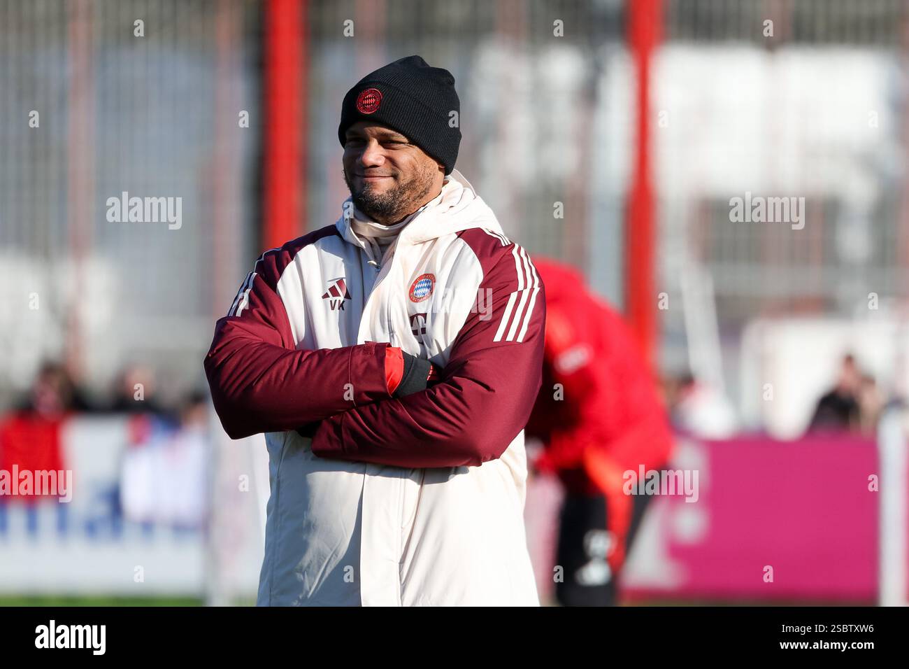 Vincent Kompany (FC Bayern Muenchen, Cheftrainer) lachend beim Training ...