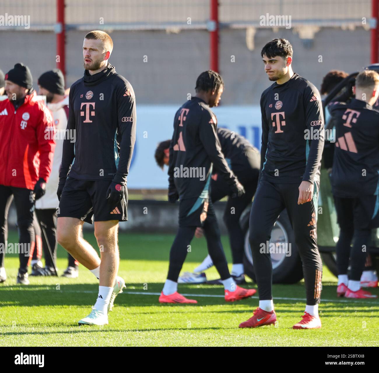 Eric Dier (FC Bayern Muenchen, #15) mit Aleksandar Pavlovic (FC Bayern ...