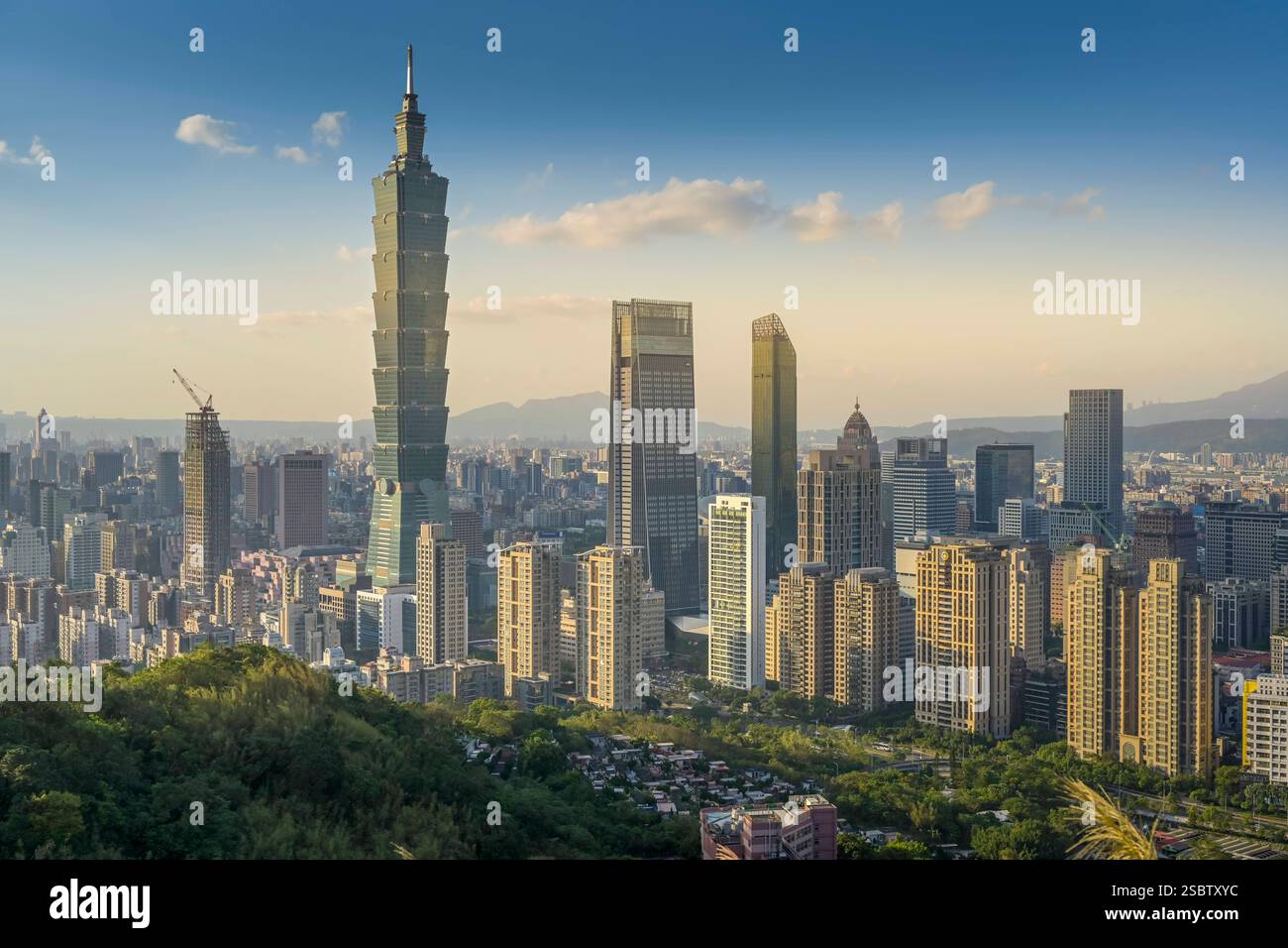 Panoramablick auf die Skyline von Taipeh vom Elephant Mountain, Taiwan ...
