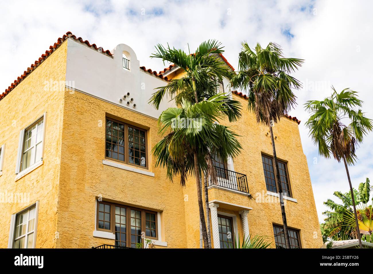 Modern yellow building of Miami beach. Ocean drive. Miami Beach in ...