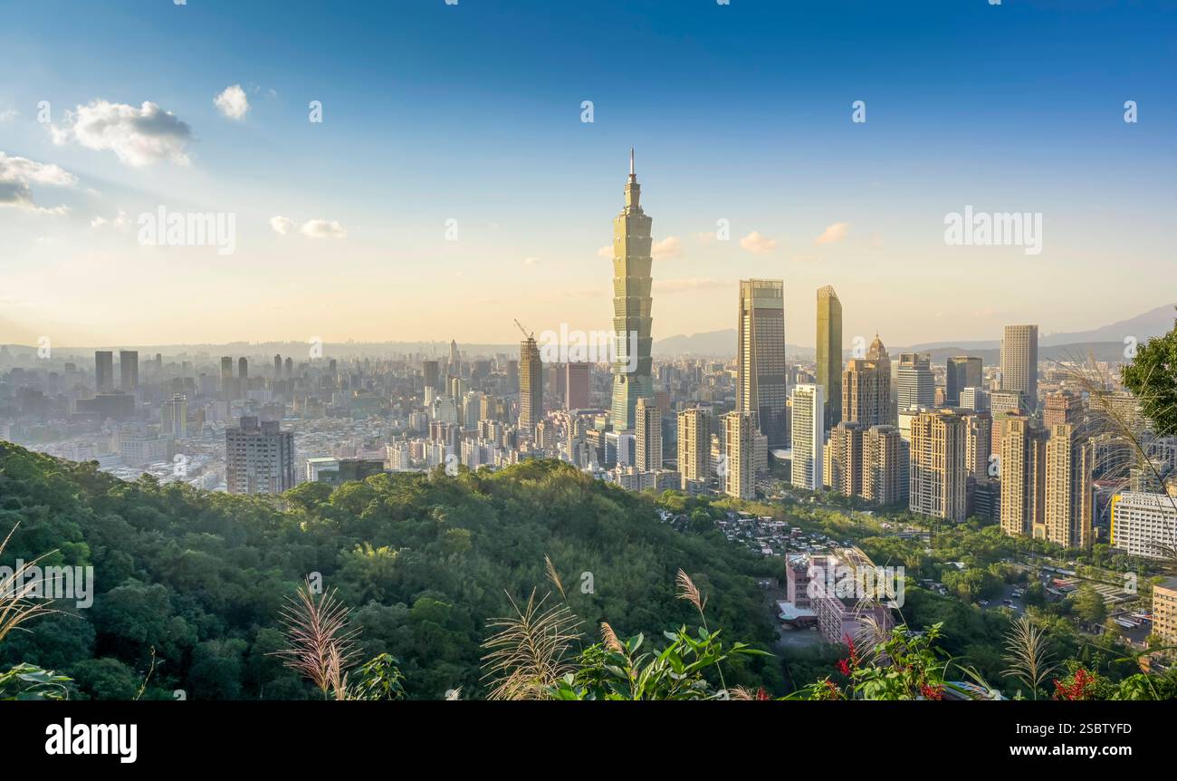 Panoramablick auf die Skyline von Taipeh vom Elephant Mountain, Taiwan ...
