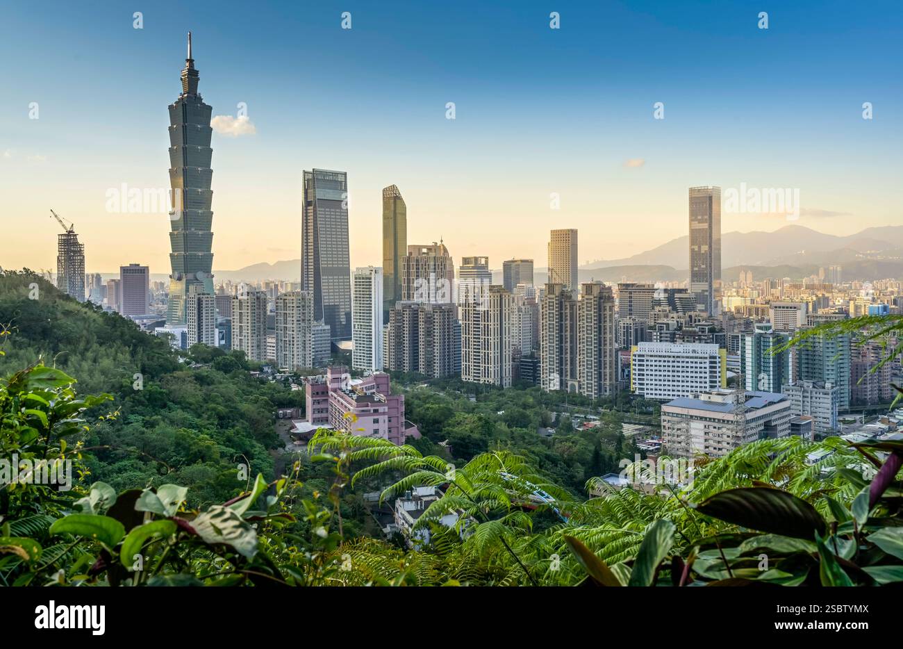 Panoramablick auf die Skyline von Taipeh vom Elephant Mountain, Taiwan ...