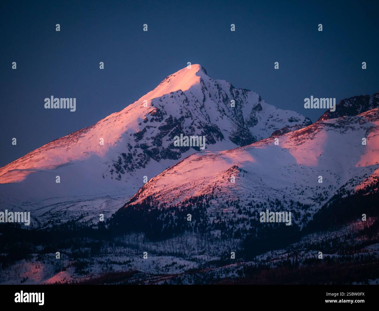 Majestic snowy ridge mountains hi-res stock photography and images - Alamy