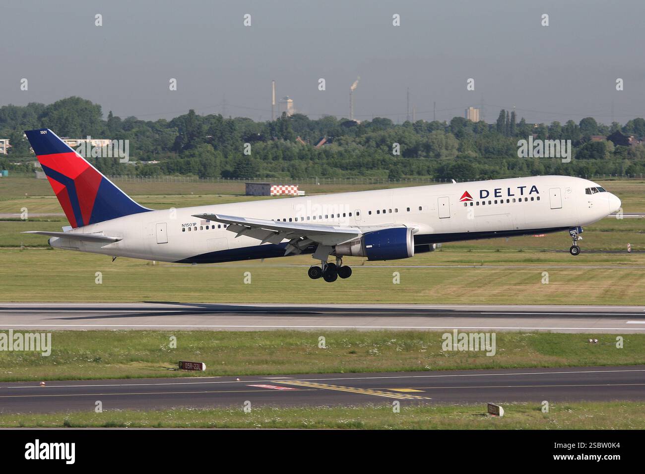 Delta Air Lines Boeing 767-300 with registration N1501P on short final ...