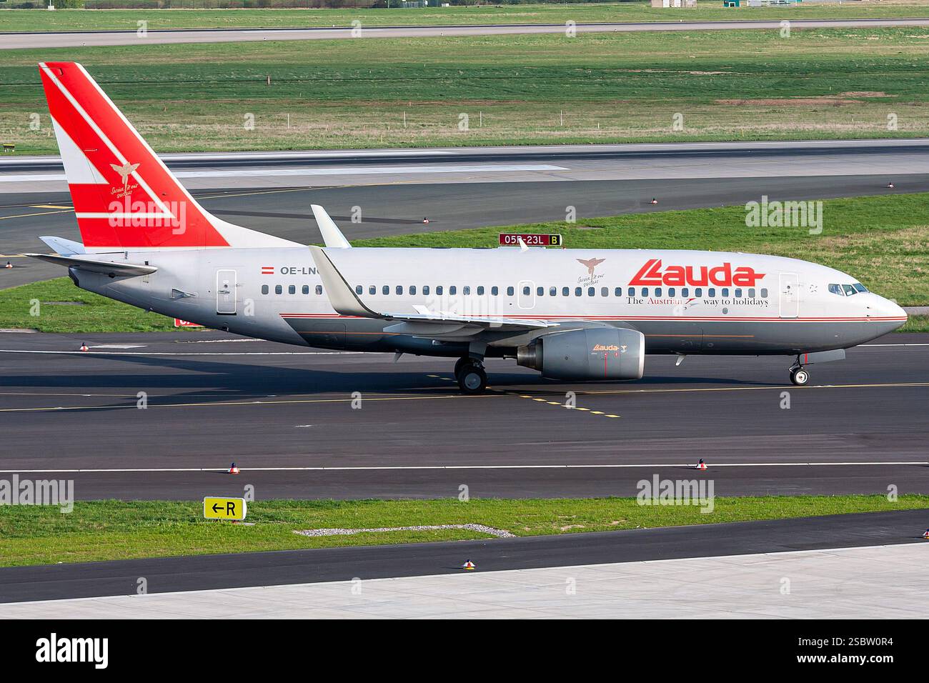 Austrian Lauda Air Boeing 737-700 with registration OE-LNO at ...