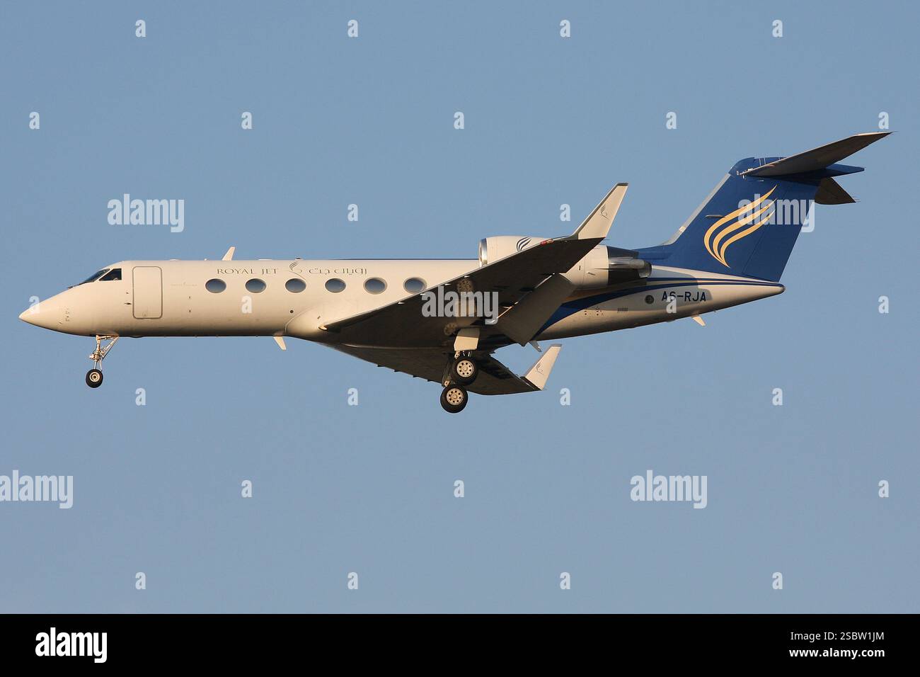 Emirati Royal Jet Gulfstrem G300 with registration A6-RJA on final for ...