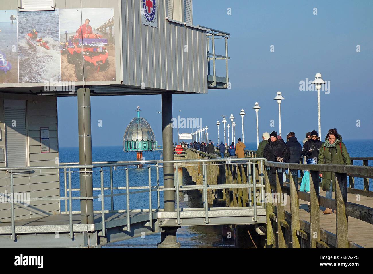 Seebrücke Zinnowitz mit Tauch Gondel. Seebad Zinnowitz am 04.02.2025 ...