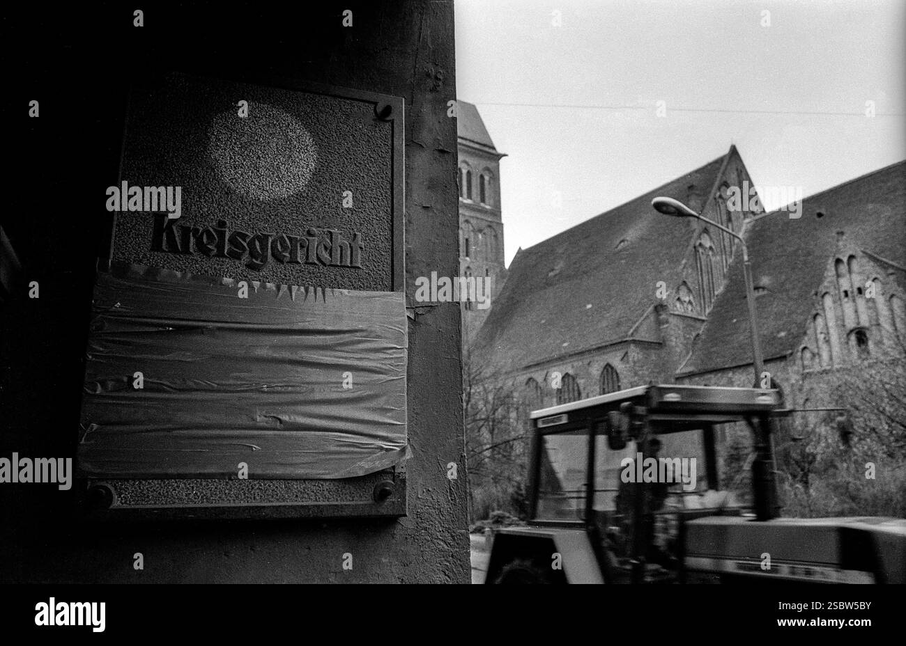 Anklam Deutschland, Anklam, 16.01.1992, Kreisgericht: Schild mit ...