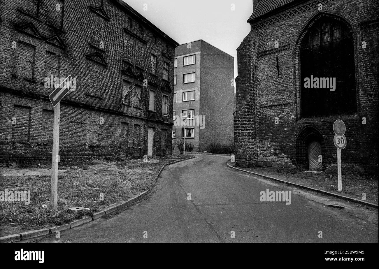 Anklam Deutschland, Anklam, 16.01.1992, Gasse hinter der Kirche ...