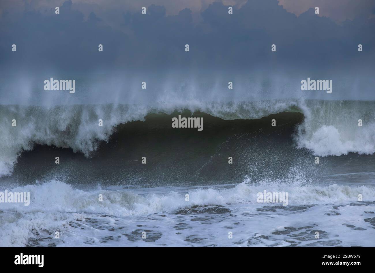 Wilde Meeresbrandung mit Gischt und hohen Wellen bei einem Sturm in Javea, Provinz Alicante in ...