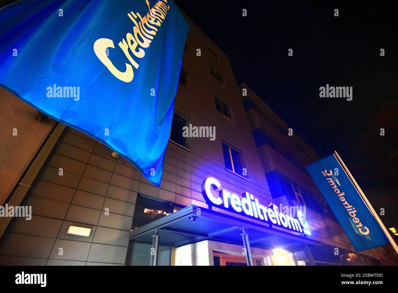 Firmenschild und Flaggen am Creditreform-Standort Berlin . Creditreform-Standort Berlin Stock ...