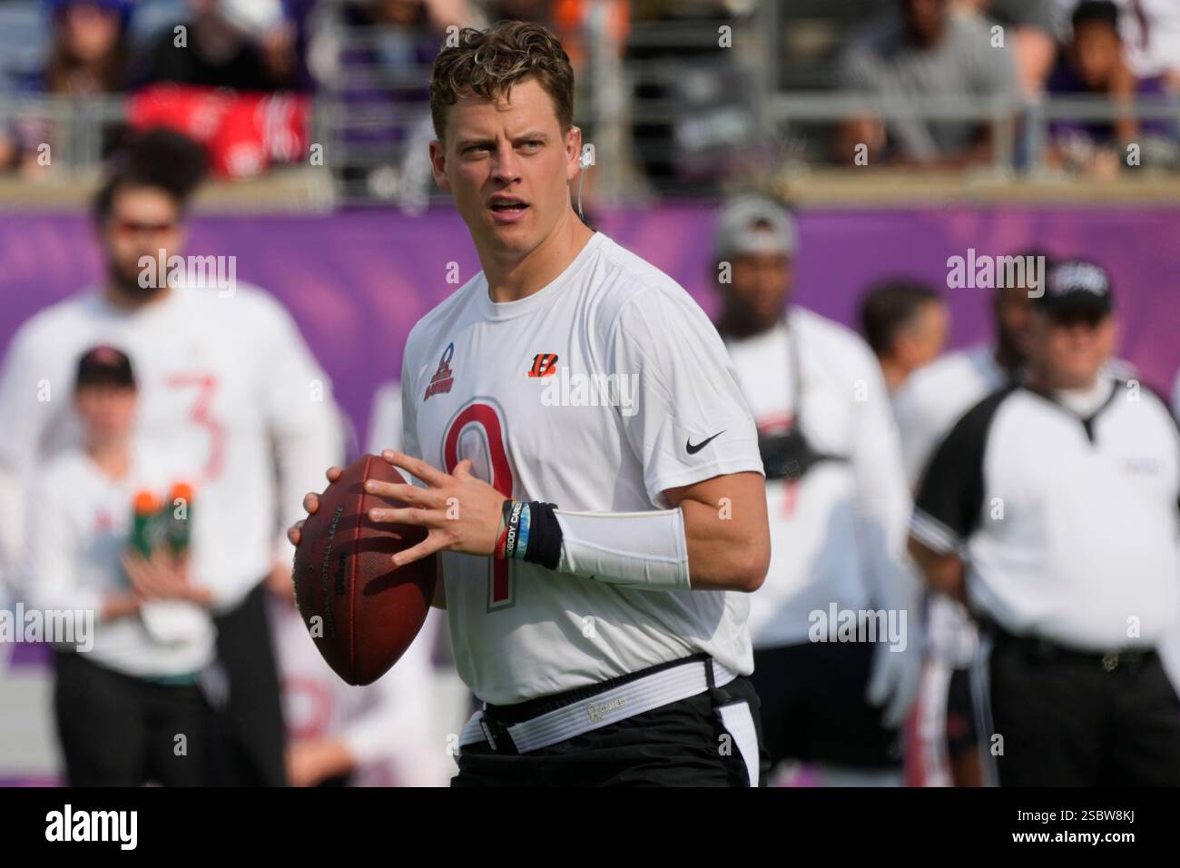 Cincinnati Bengals quarterback Joe Burrow looks for a receiver during ...