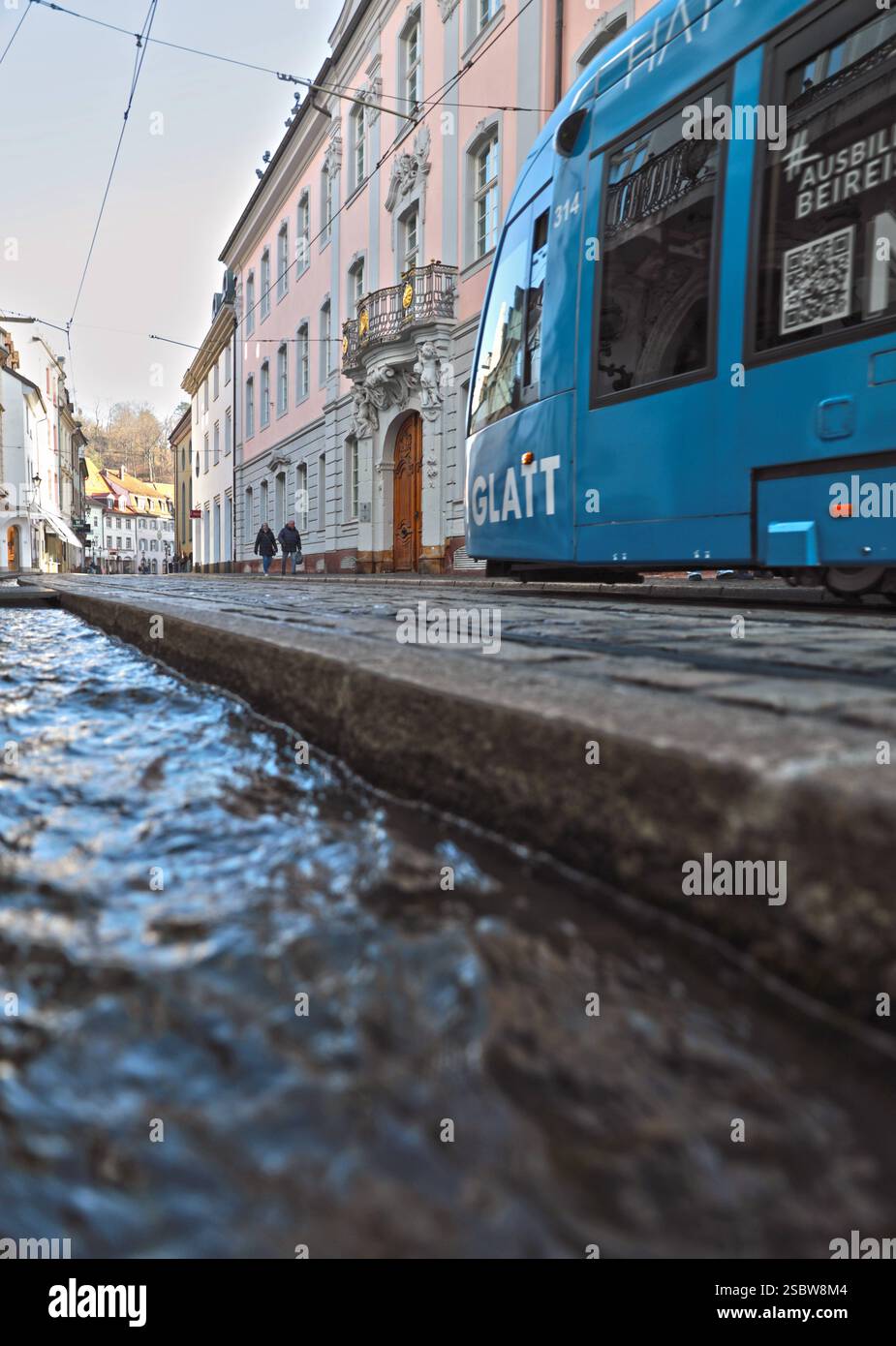 Das Freiburger Bächle in Freiburg in der Salzstrasse in Freiburg im ...