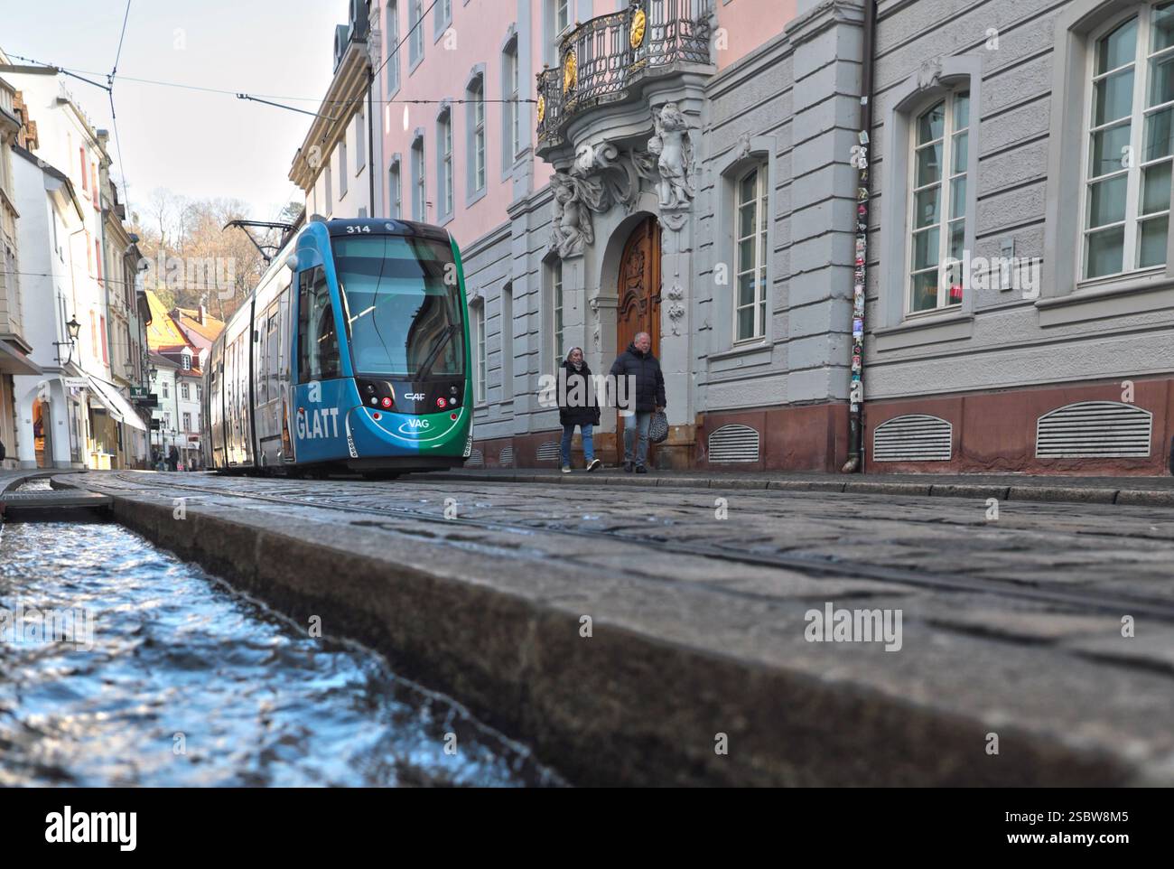Das Freiburger Bächle in Freiburg in der Salzstrasse in Freiburg im ...