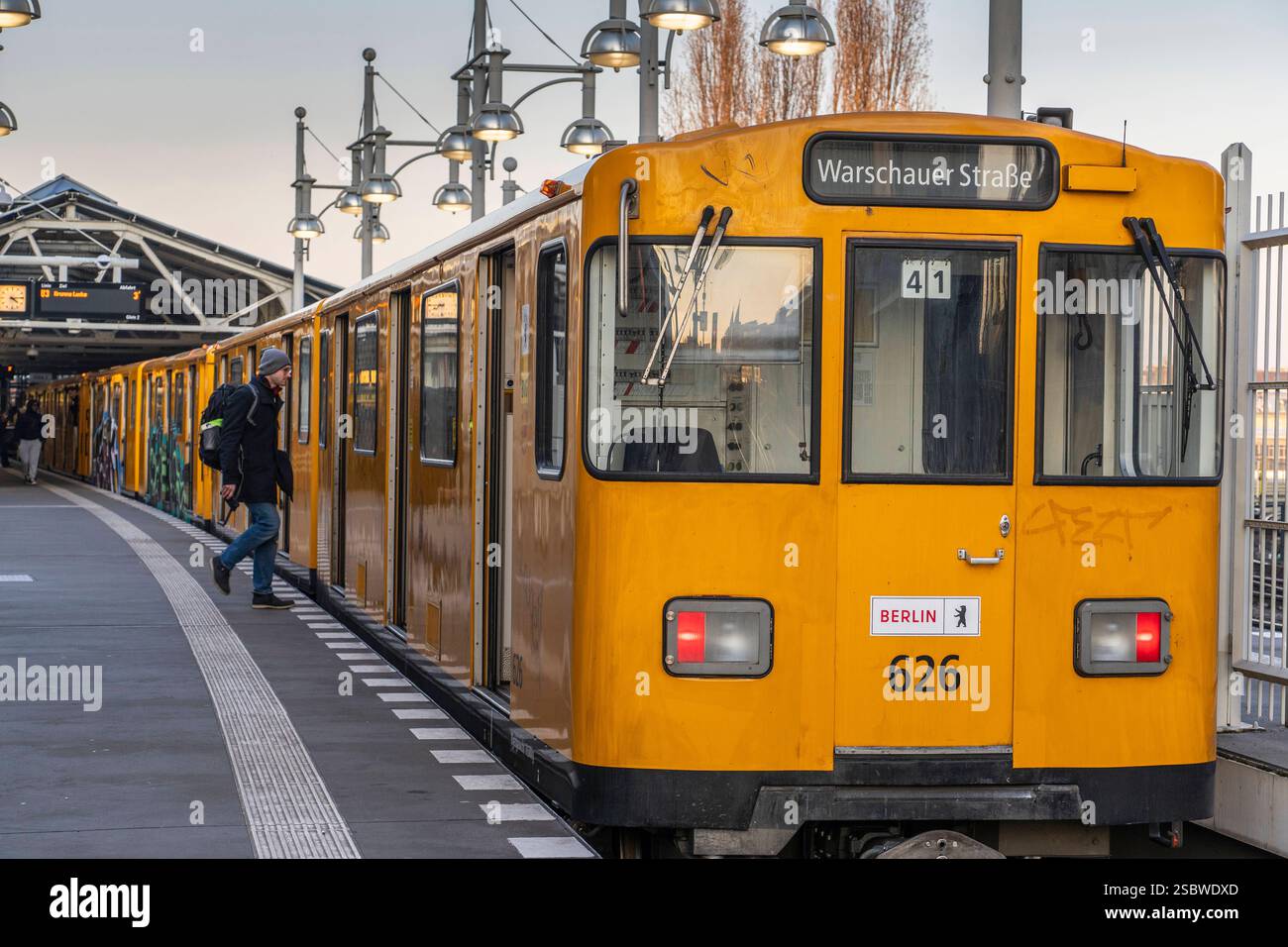 Eine U-Bahn im Bahnhof Warschauer Straße in Berlin-Friedrichshain ...