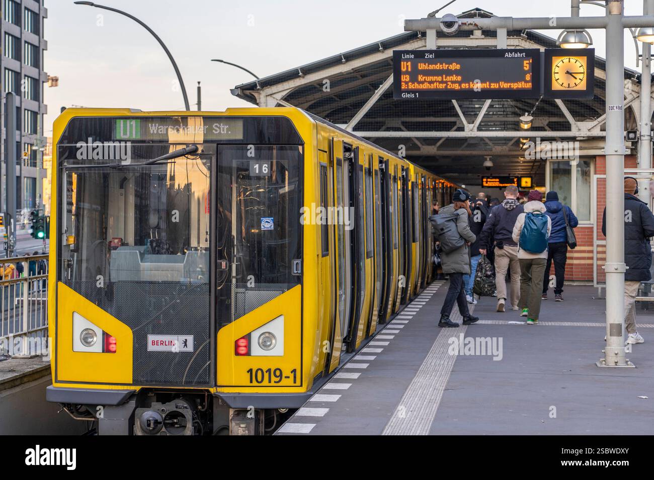 Eine U-Bahn im Bahnhof Warschauer Straße in Berlin-Friedrichshain ...
