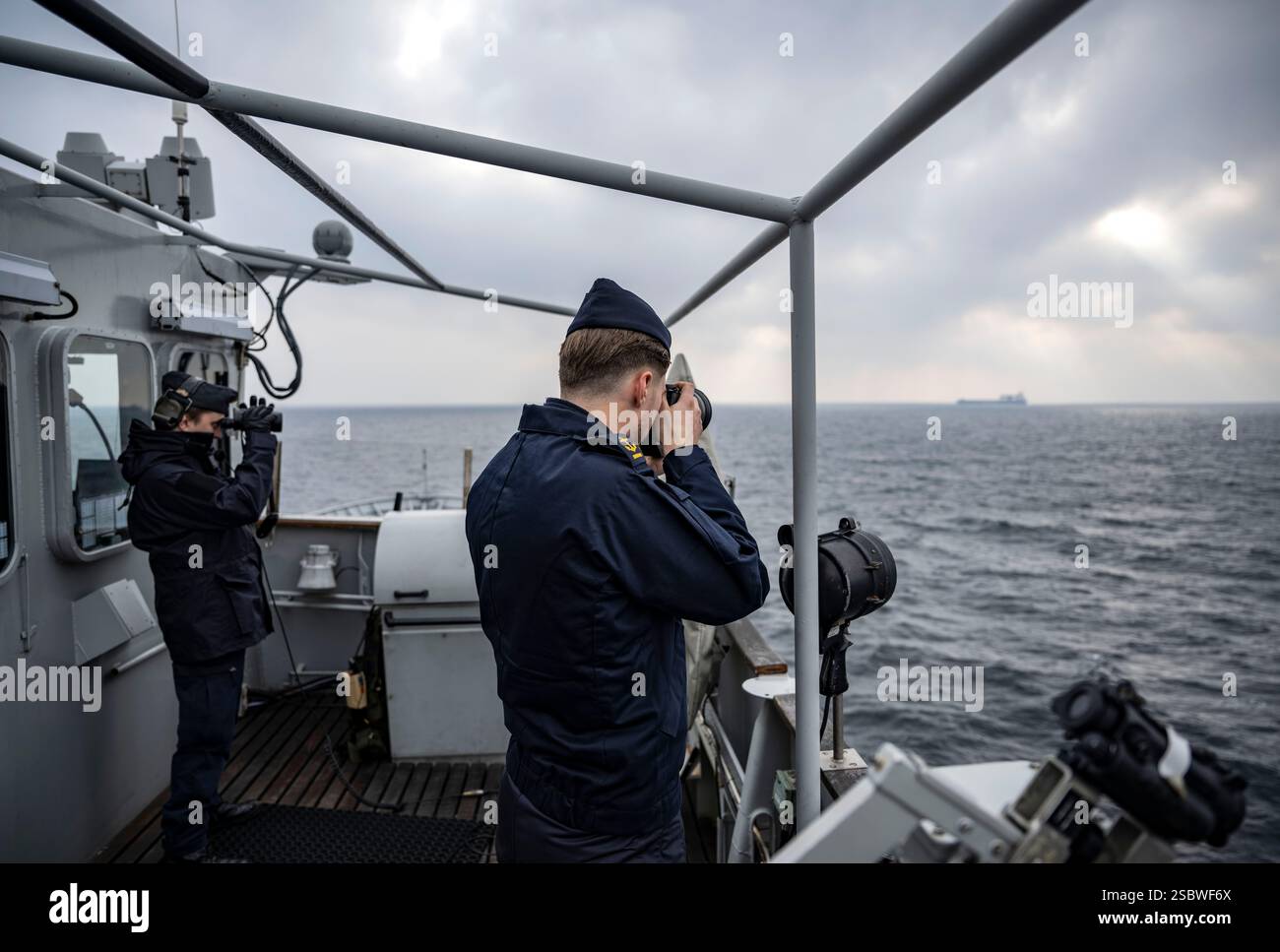KARLSKRONA 2025-02-04 Optical reconnaissance with binoculars and ...