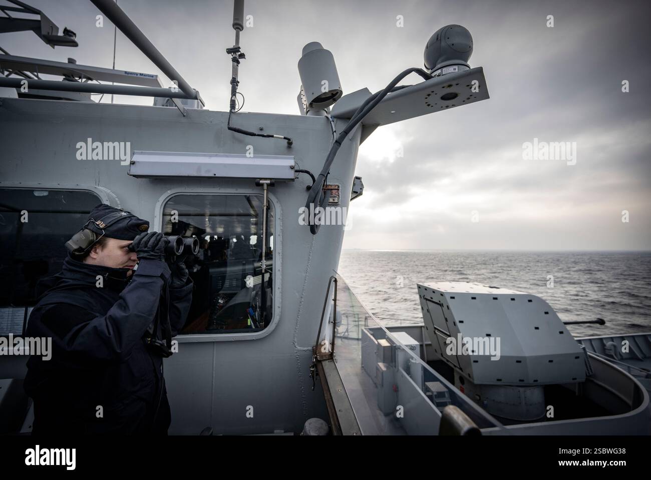 KARLSKRONA 2025-02-04 Optical reconnaissance with binoculars from the ...