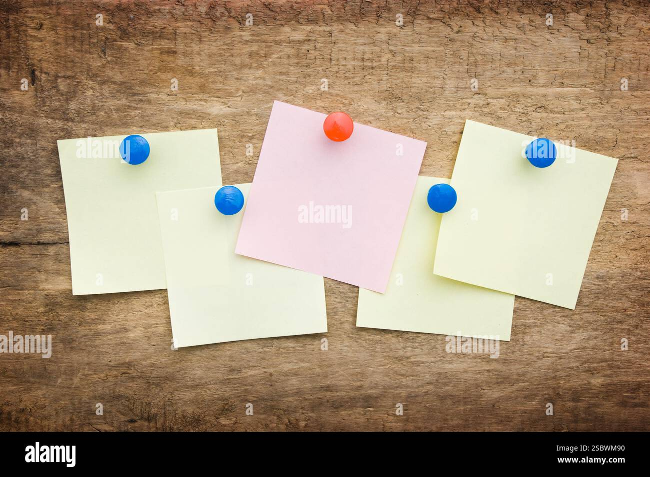 A piece of paper pinned the button on the board Stock Photo - Alamy
