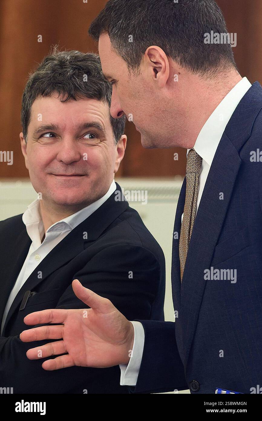 Bone crushing handshake hi-res stock photography and images - Alamy