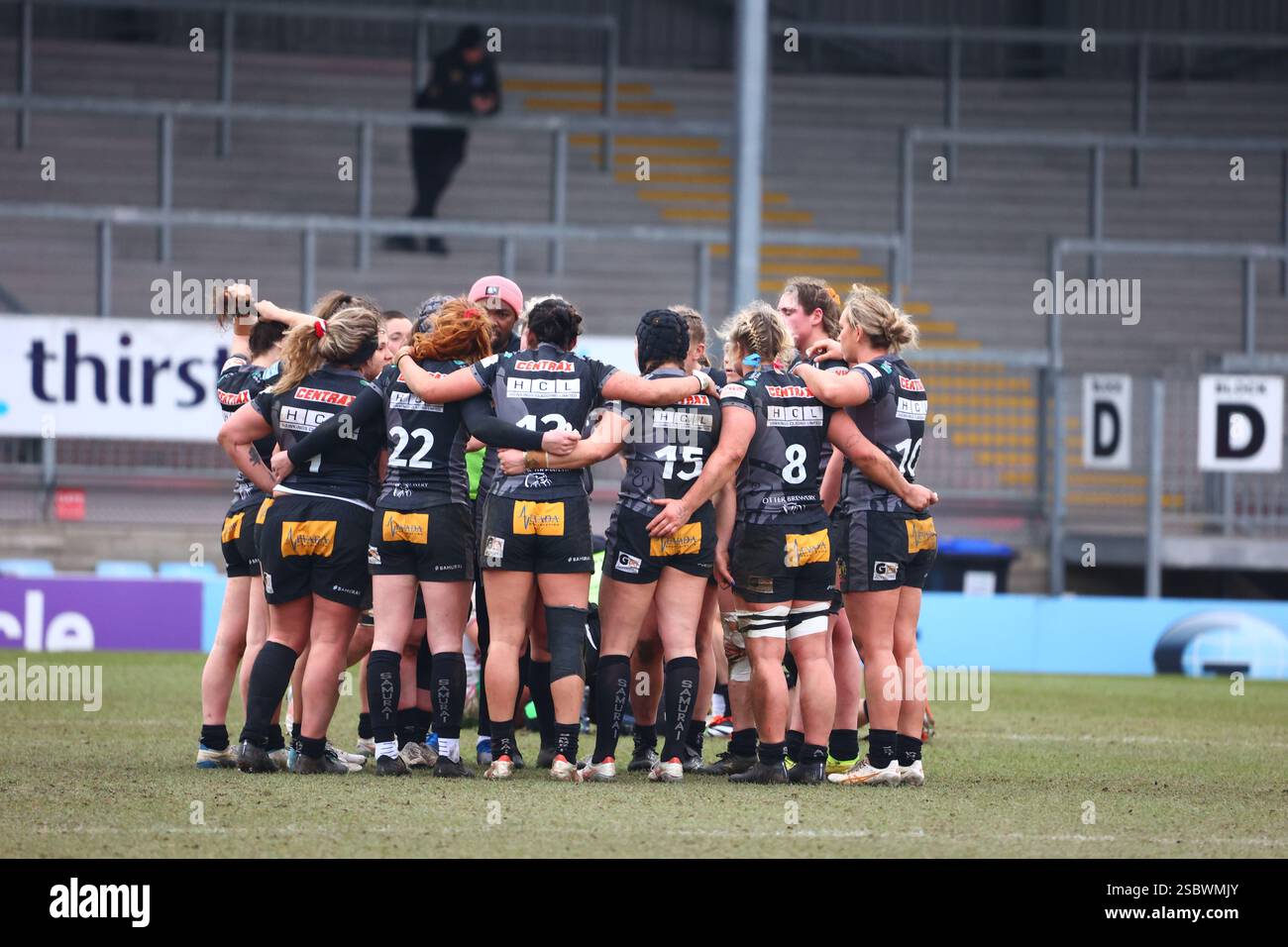 Women rugby players group huddle hi-res stock photography and images ...