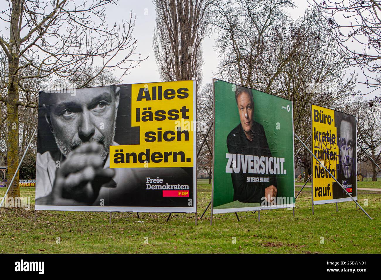 Wahlplakate zur Bundestagswahl am 23. Februar 2025 sind in Köln NRW zu ...