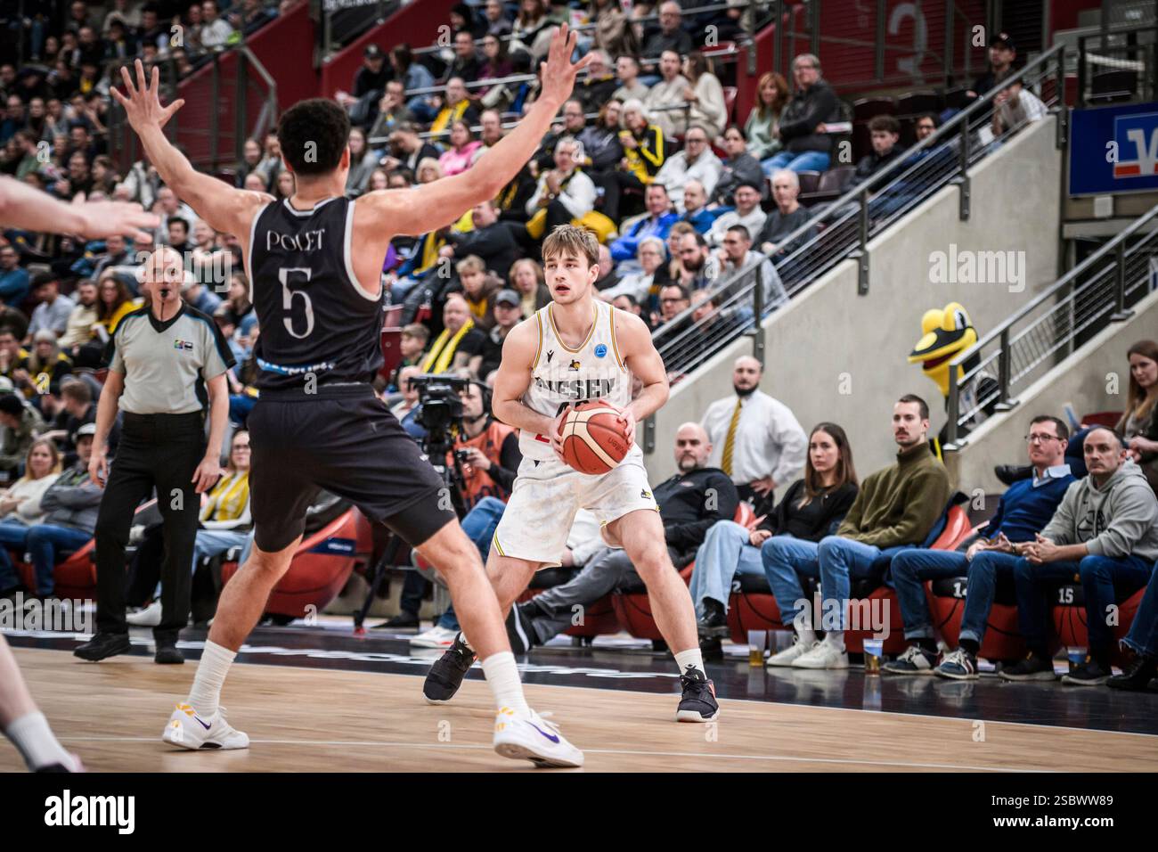Ludwigsburg, Deutschland. 04th Feb, 2025. Simon Feneberg (MHP Riesen ...