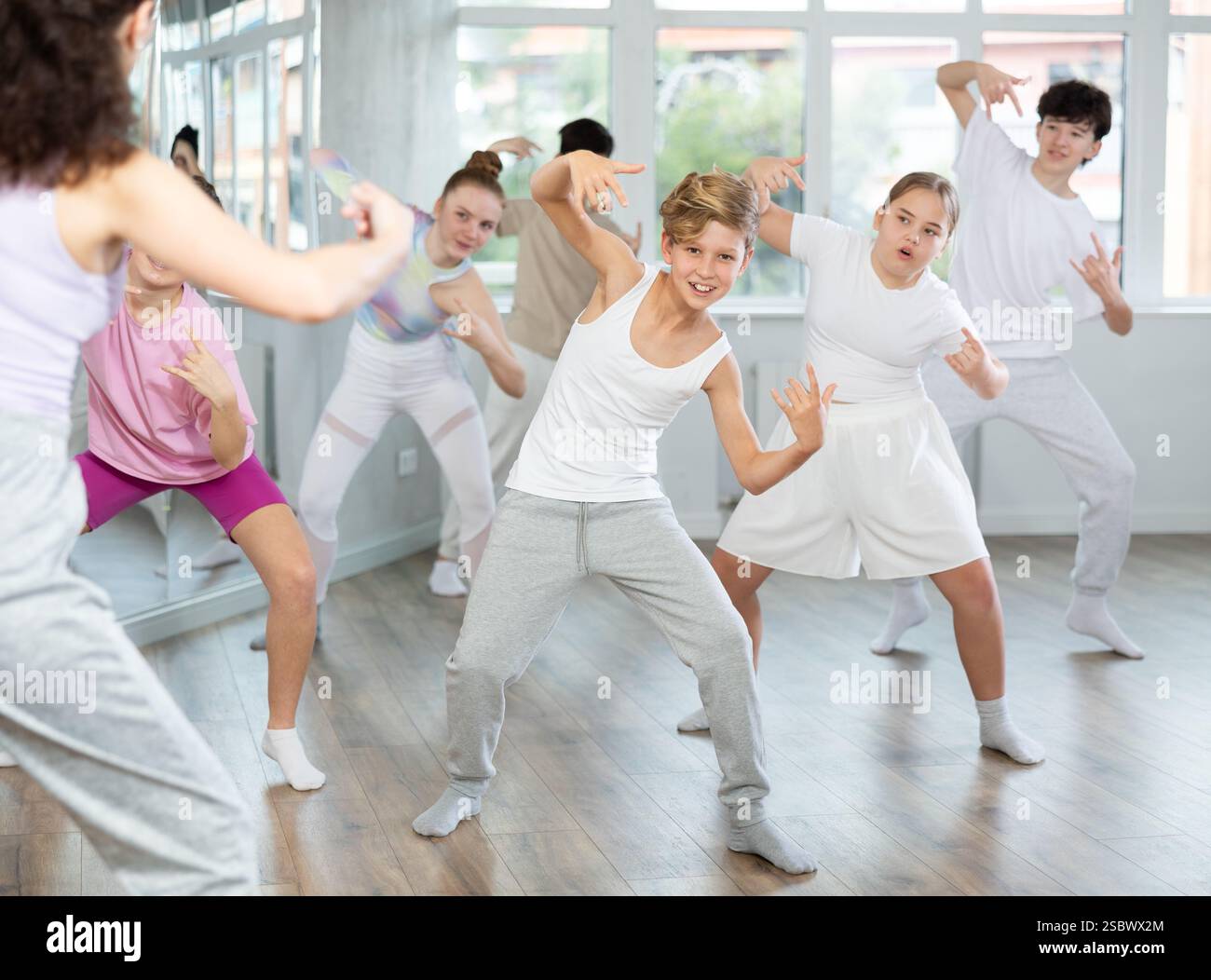 Dancing teen boy breakdance hi-res stock photography and images - Alamy