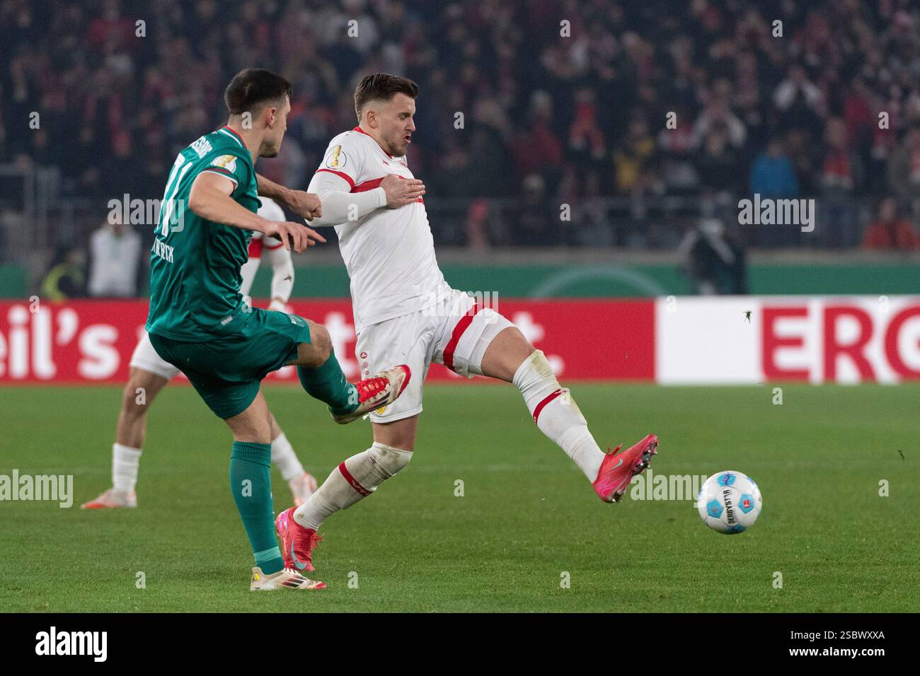 Stuttgart, Deutschland. 04th Feb, 2025. v.li. Keven Schlotterbeck (FC ...