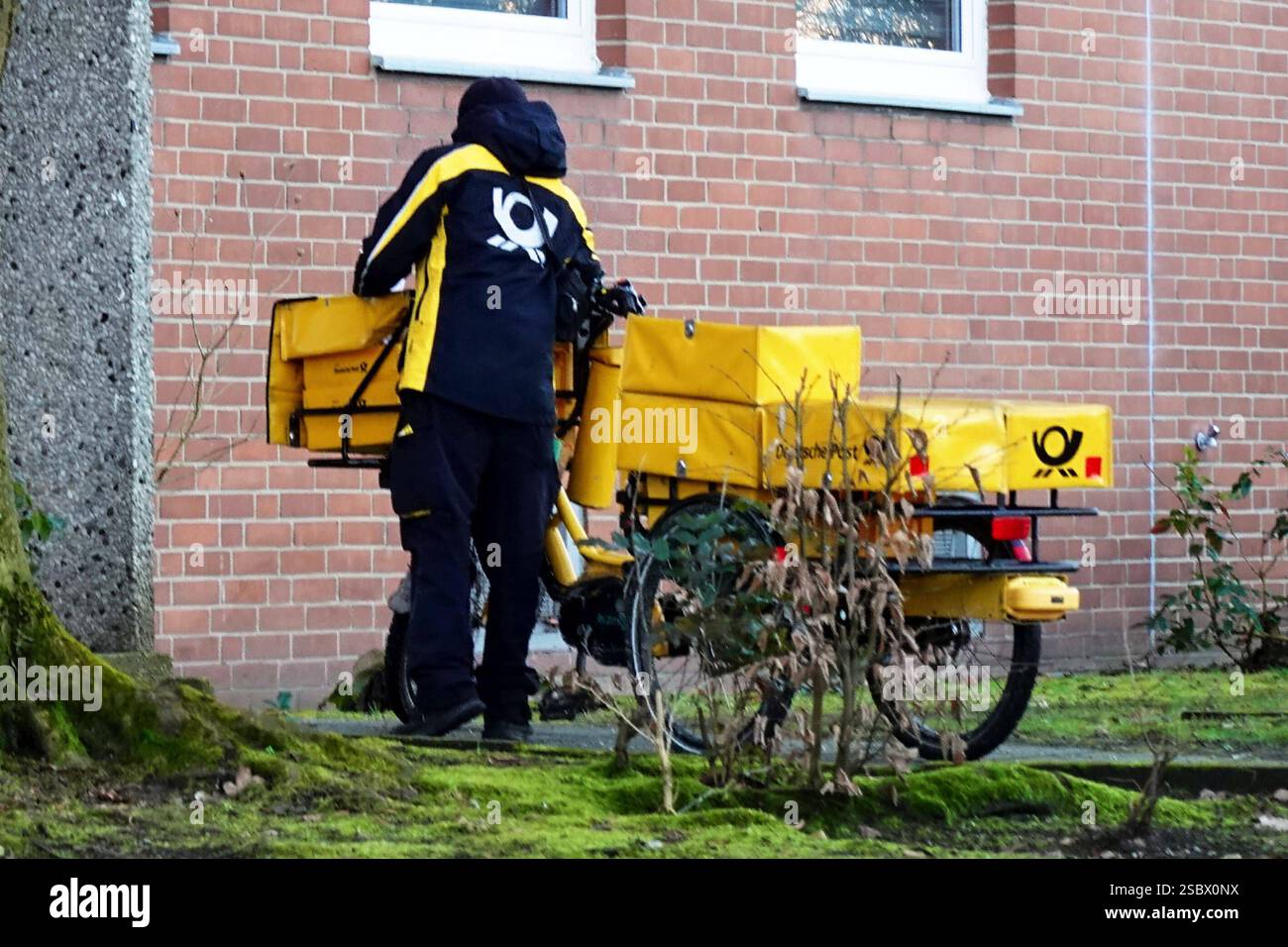 DB Deutsche Post Briefträger beim verteilen der Briefe - gesehen am 04. ...