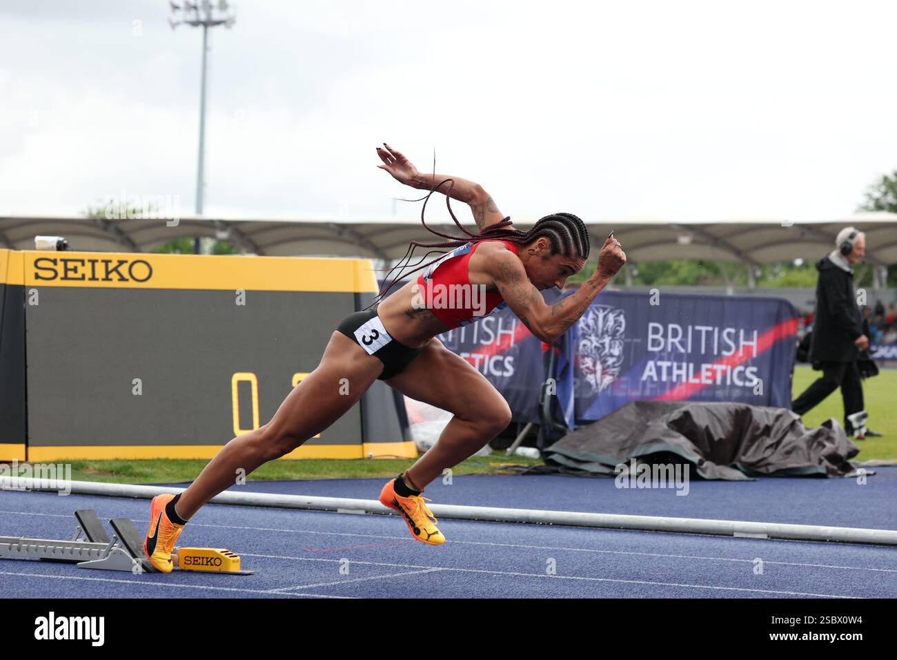 Jodie WILLIAMS of Herts Phoenix AC starting the 400m Final at the UK ...