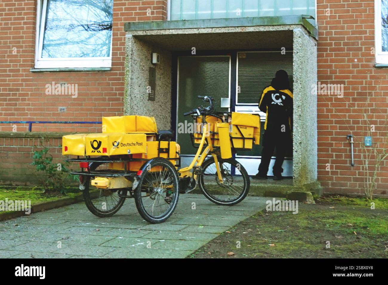 DB Deutsche Post Briefträger beim verteilen der Briefe an ...