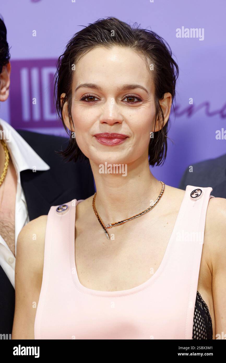 Emilia schüle bei der premiere von hi-res stock photography and images ...