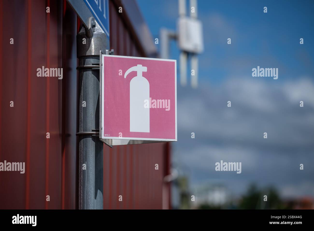 Fire extinguisher sign hi-res stock photography and images - Alamy