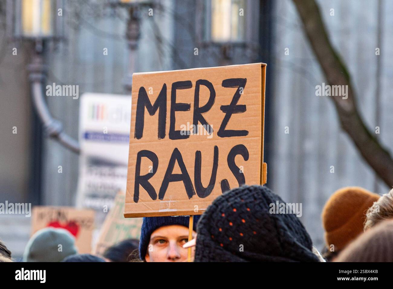 Demonstration gegen die CDU Wahlkampf Tour mit Friedrich Merz in Bonn ...