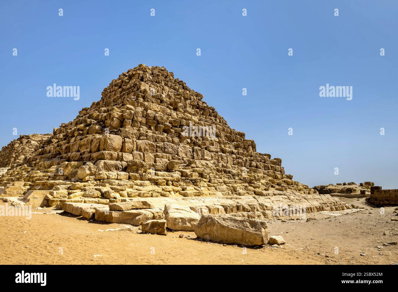 Pyramid of Queen Henutsen on the Giza Plateau, Egypt Stock Photo - Alamy