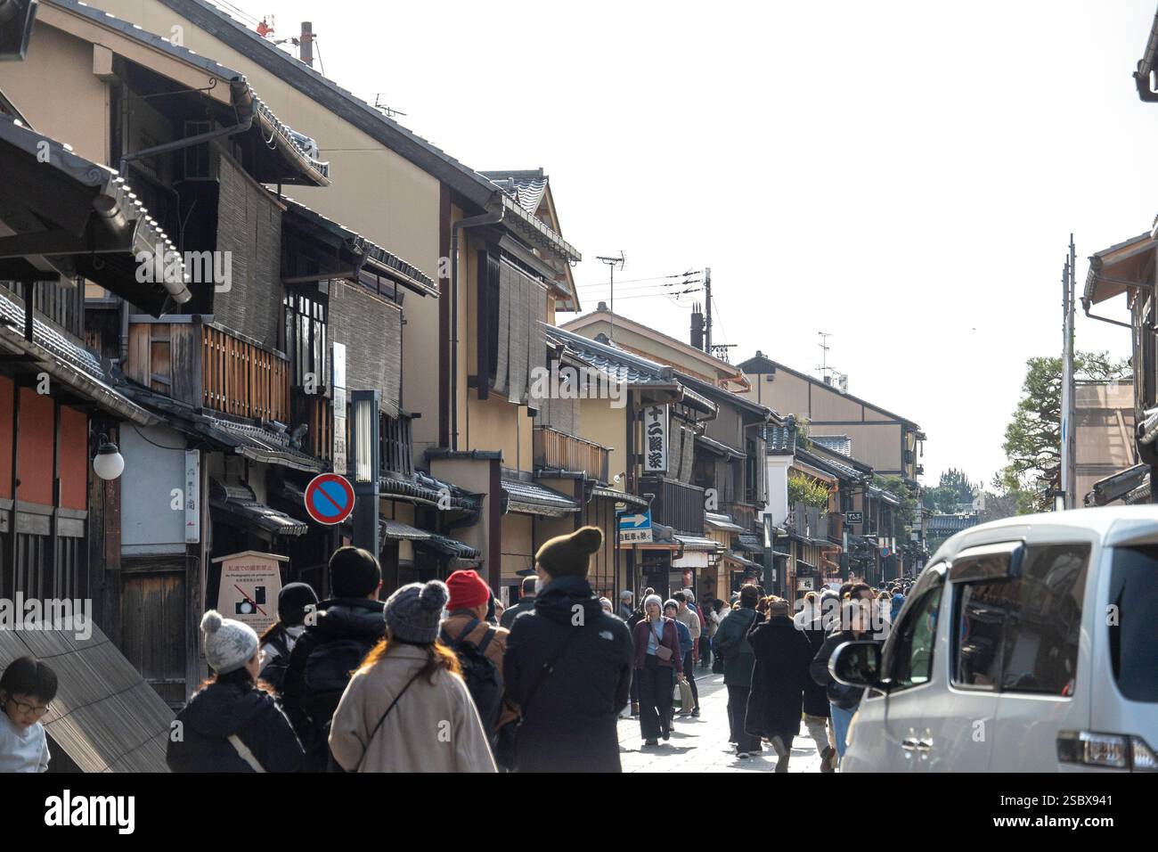 Shrine in higashiyama walking hi-res stock photography and images - Alamy