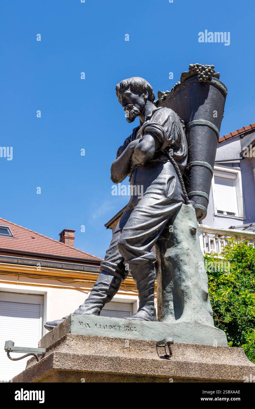 Statue carrying on back hi-res stock photography and images - Alamy