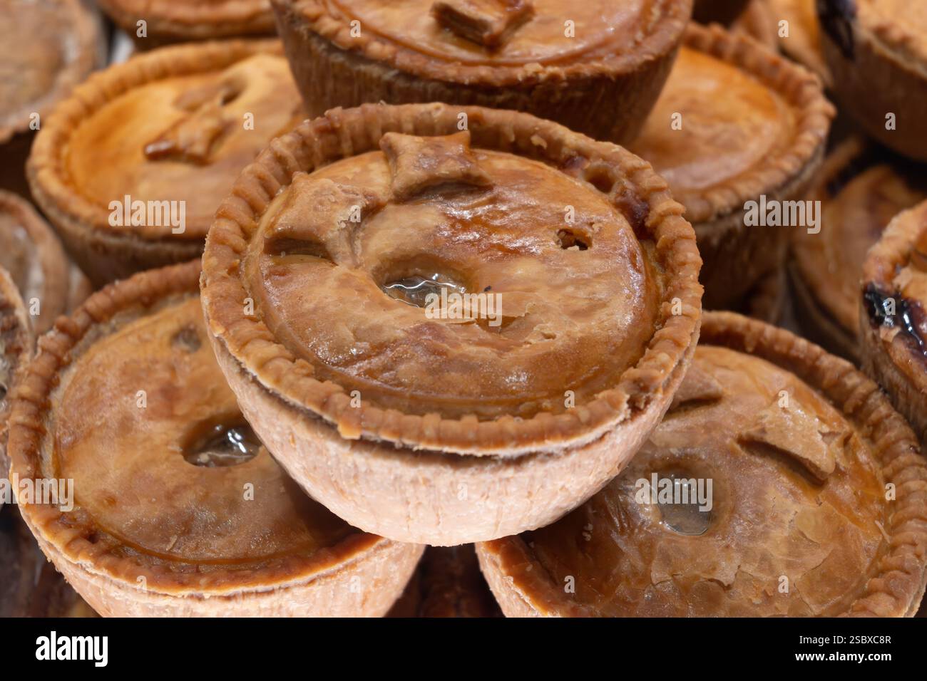 Fresh baked stuffed meat pies, Britisch pastries, snacks on display in ...