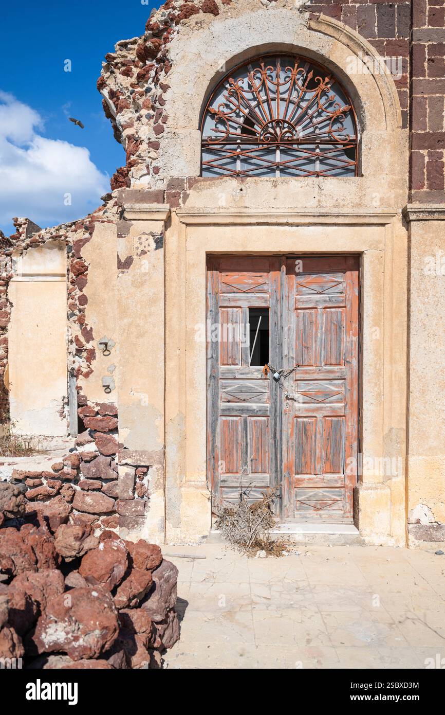 Broken entrance door in a ruined house from 1956 earthquake in Oia ...