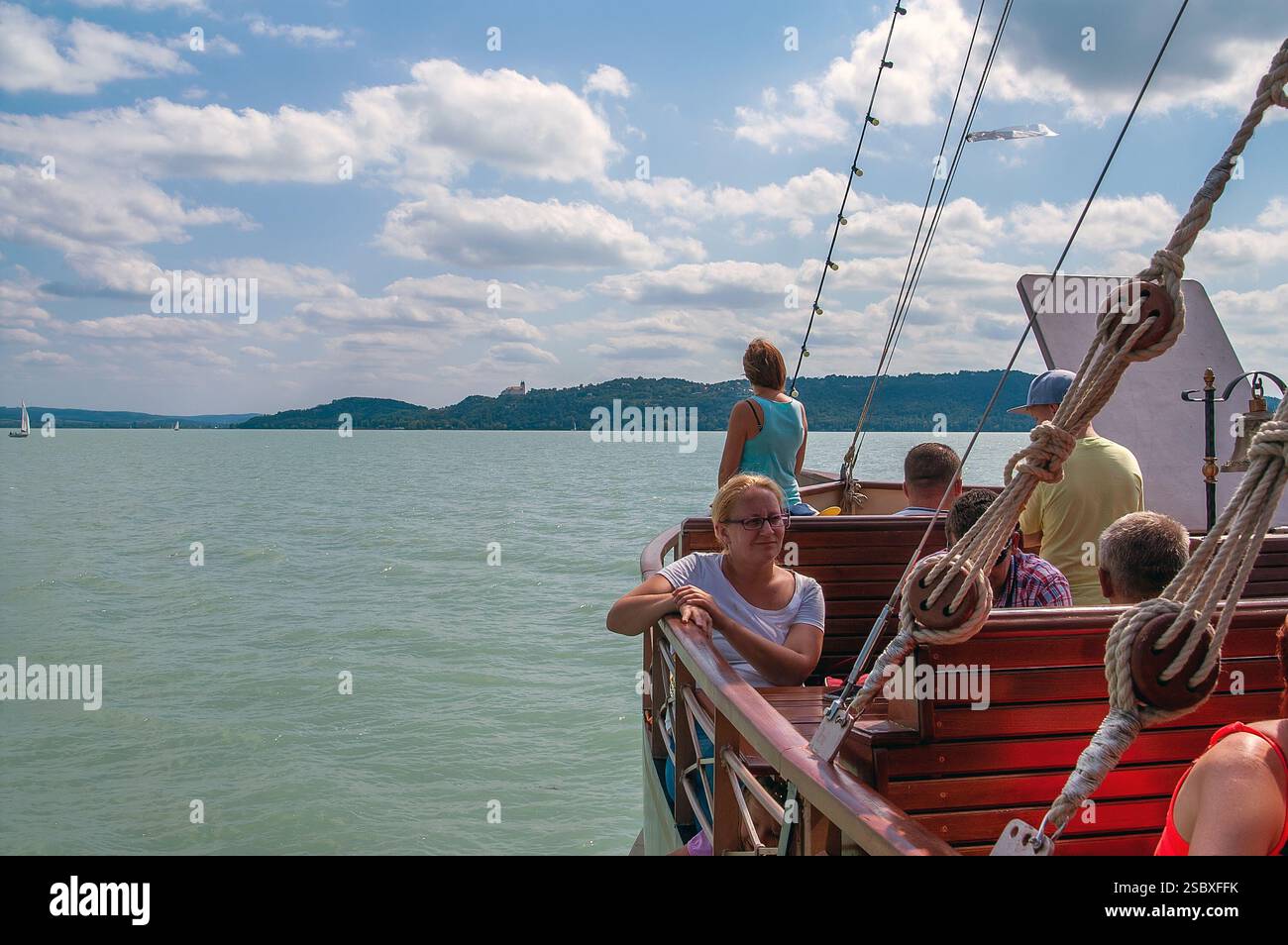 Viaje en barco por el lago hi-res stock photography and images - Alamy