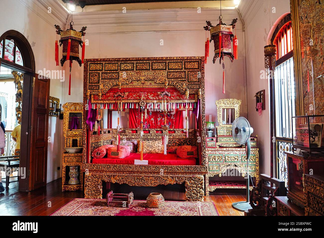 Traditional chinese wedding bed | Beachweddingtips.com