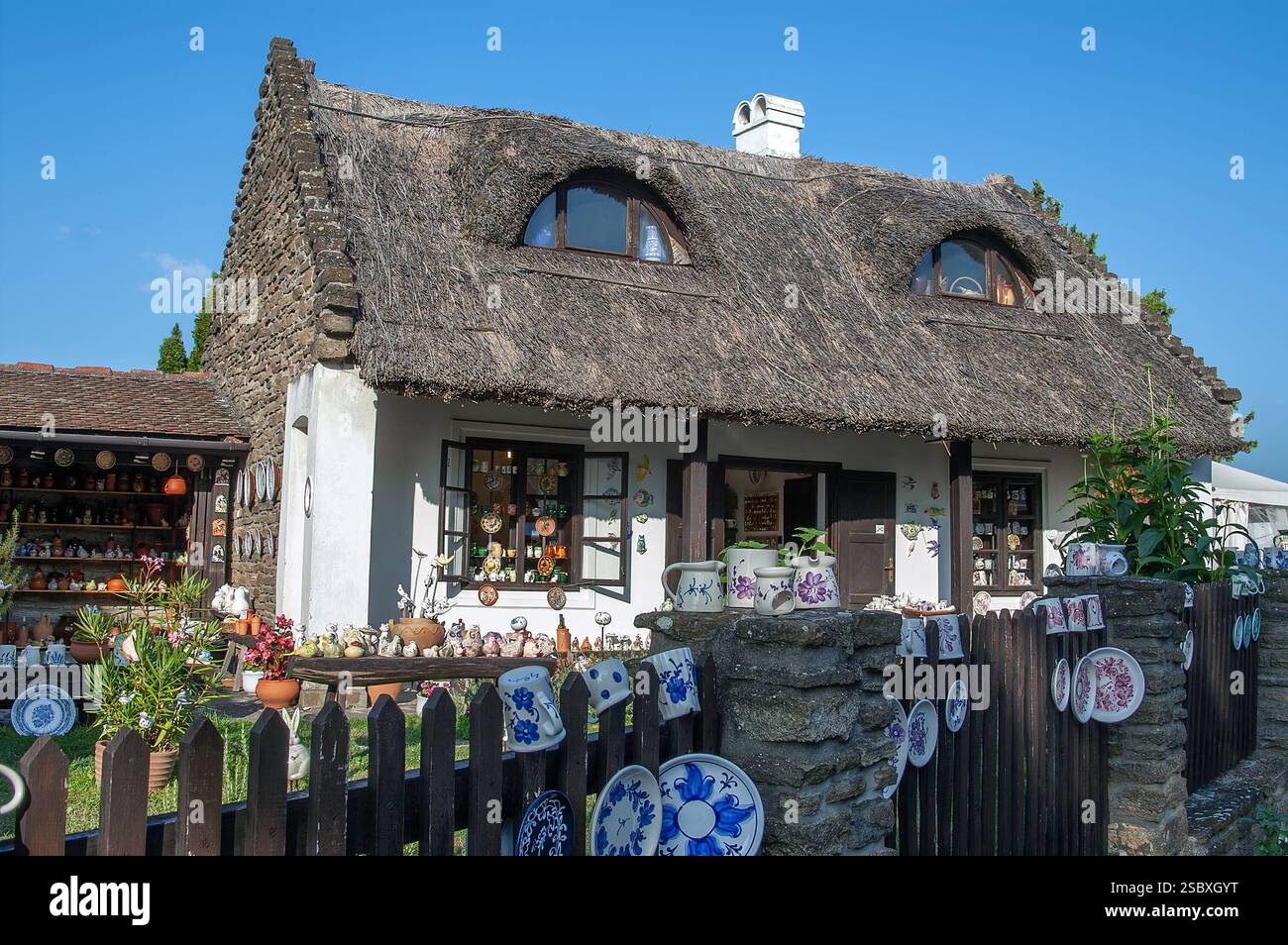 Antiguas casas de pueblo renovadas con techos de paja hi-res stock ...