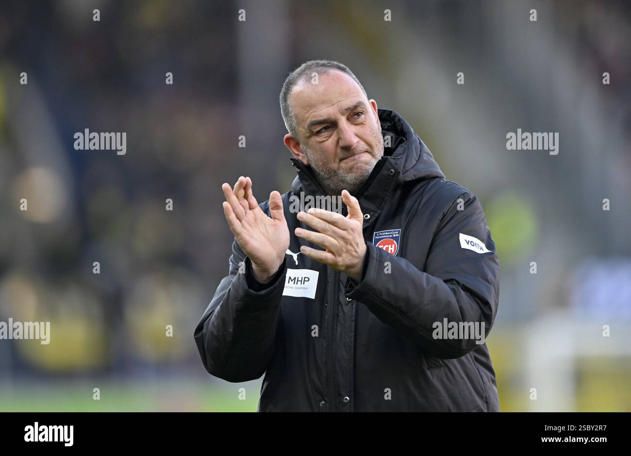 Coach Frank Schmidt 1. FC Heidenheim 1846 FCH clapping his hands in ...