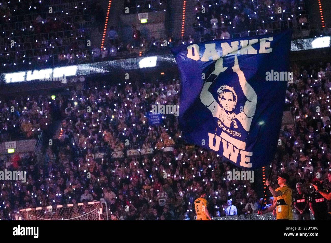 Ein Fan mit einer Fahne mit der Aufschrift: Danke Uwe, Aktion, Action, Fans, Publikum, Zuschauer ...