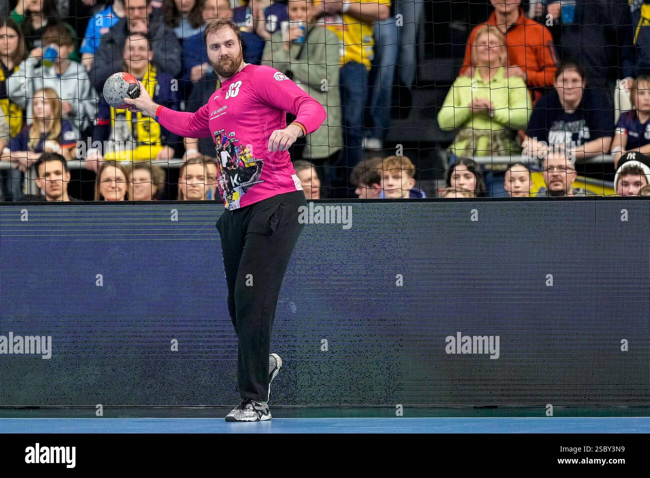 Andreas Wolff (Andi Wolff, Torwart, Uwes Allstars, 33), am Ball ...