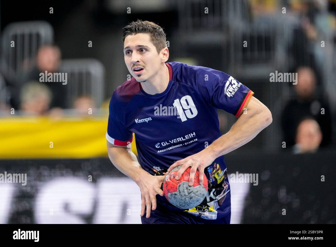 Marius Steinhauser (Uwes Allstars, 19),am Ball, Einzelbild, Einzelfoto, Aktion, Action, 04.02. ...