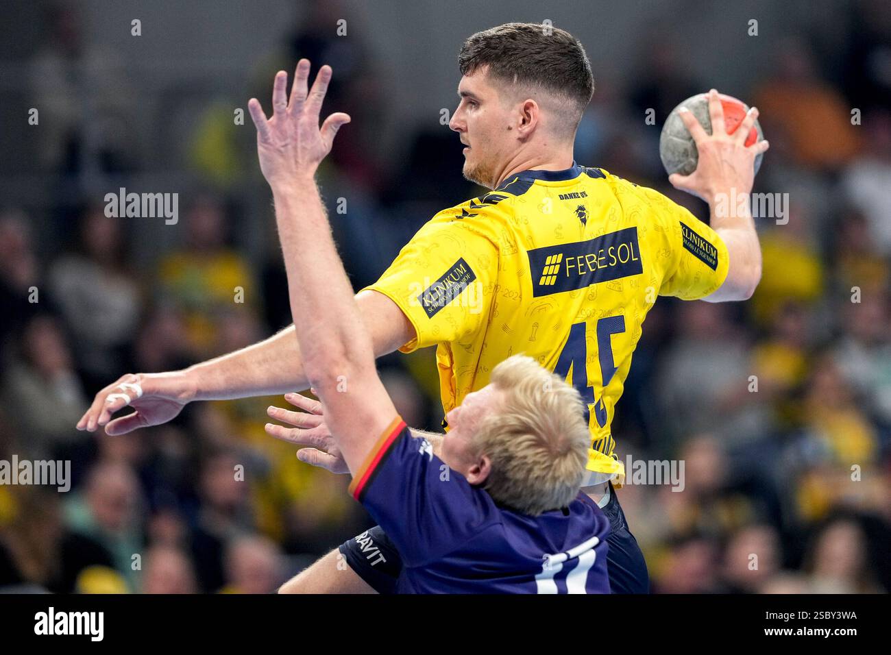 v.li.: Patrick Wiencek (Uwes Allstars, 17), Halil Jaganjac (RNL, 45 ...