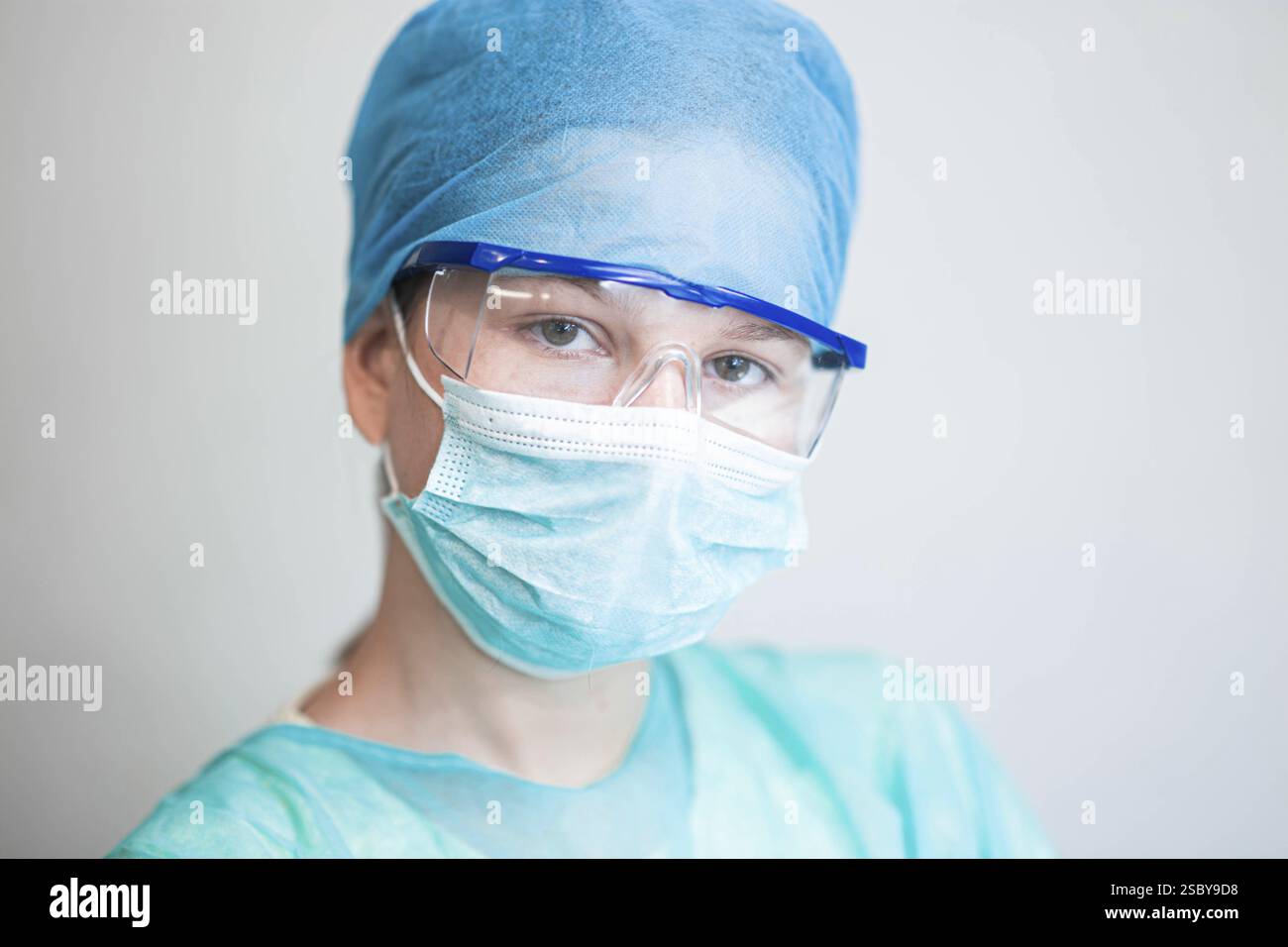 Young woman wears mask protect hi-res stock photography and images - Alamy