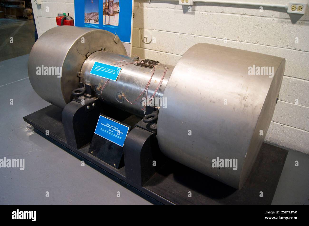 Editorial use only A quarter scale model of the NuPac 125-B rail cask ...